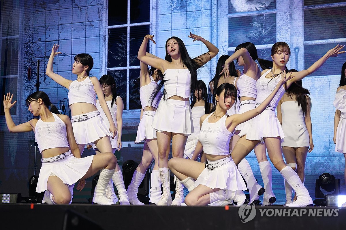 EVERGLOW Makes a Grand Comeback with Fifth Single Album 'Zombie ...