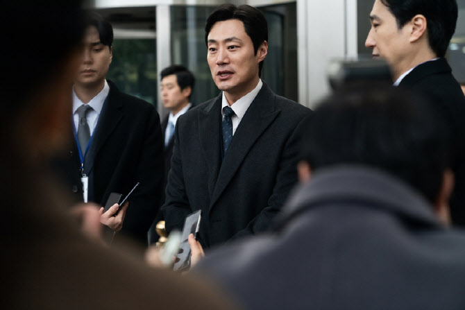 Lee HeeJun captures attention with his powerful transformation into the ...