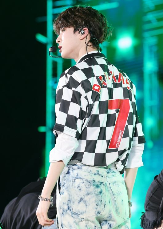 In an electrifying milestone for the promising AI rookie solo idol JD1 ...