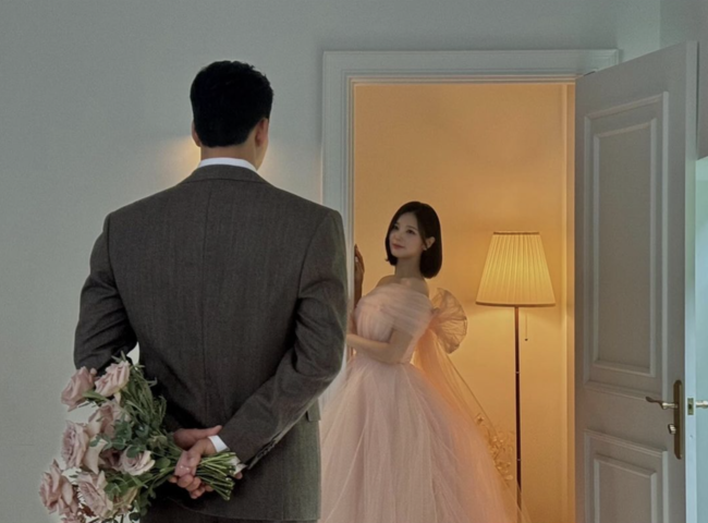 Sohee Reveals First Wedding Photos with 15-Year-Older Fiancé - Discover ...