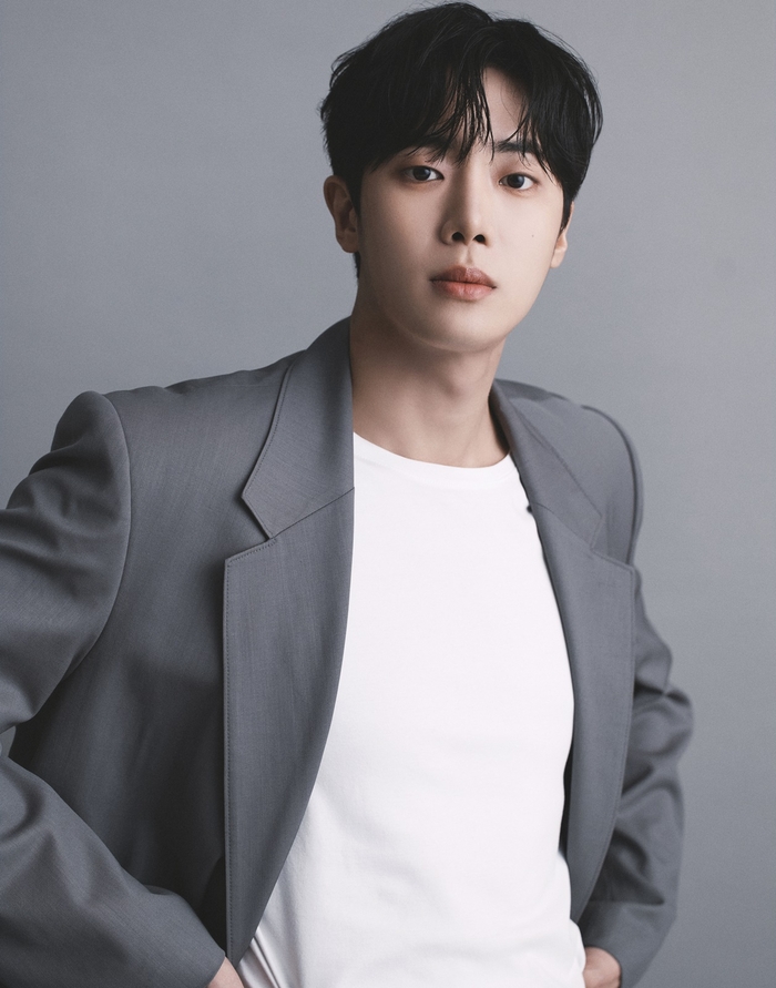 Chu Young Woo Takes the Stage as the Solo MC at the Revived "Golden ...