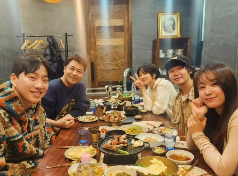 Jun HyunMoo Speaks of Love: Shining Support for the Romance of Song ...