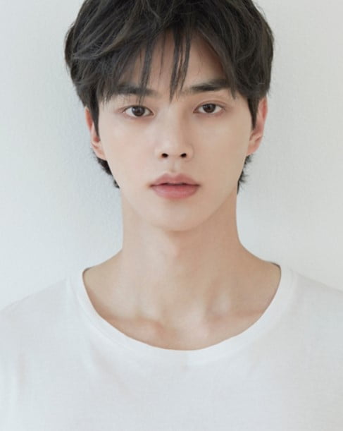 Song Kang stands at the center of attention as a storyteller for ...