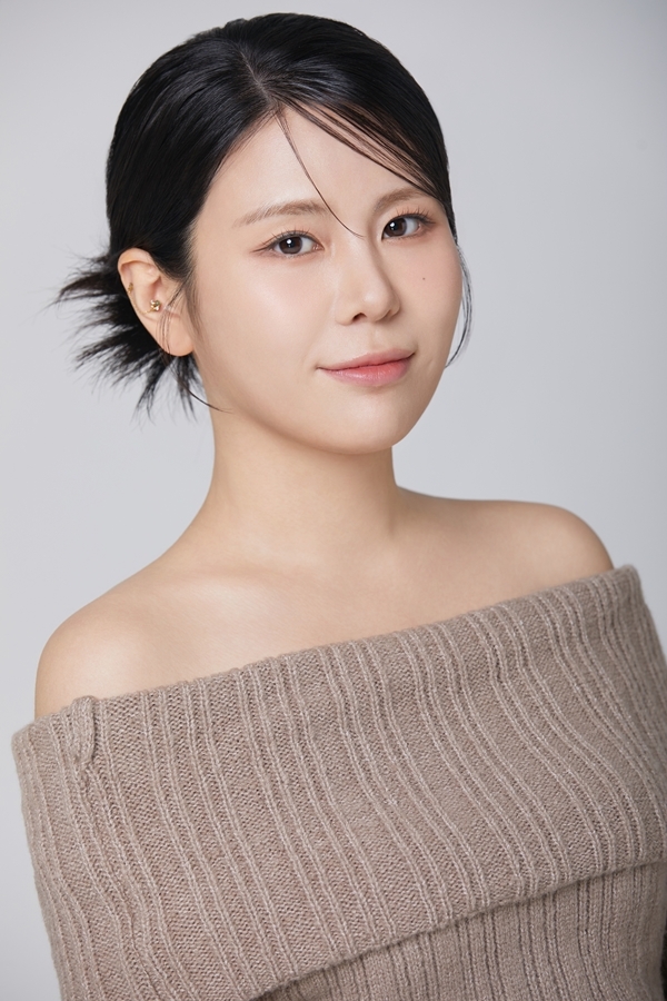 Trot sensation Choi Hyang has completed preparations to open a new ...