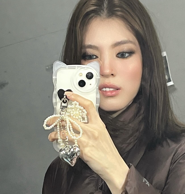 Han So-hee's Stunning Transformation with a Chic New Haircut - Discover ...
