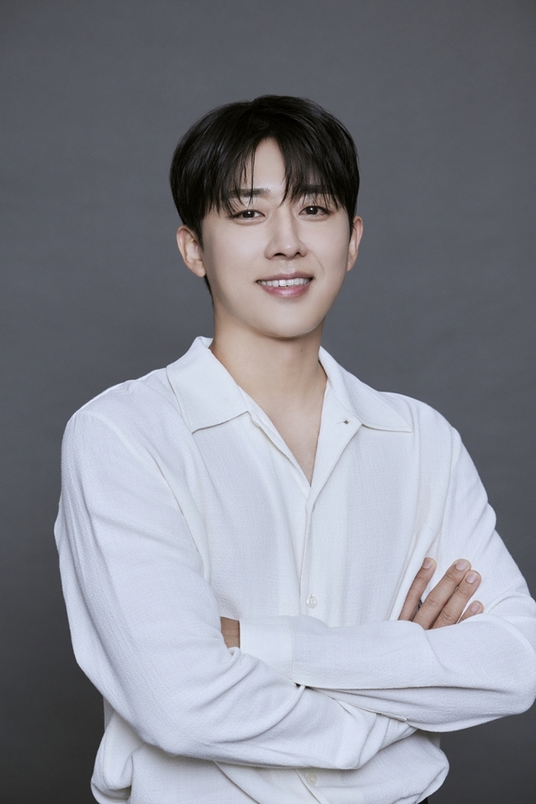 Son HoJun Returns to the Stage After 10 Years with the Play 'Angels in America' - Discover ...