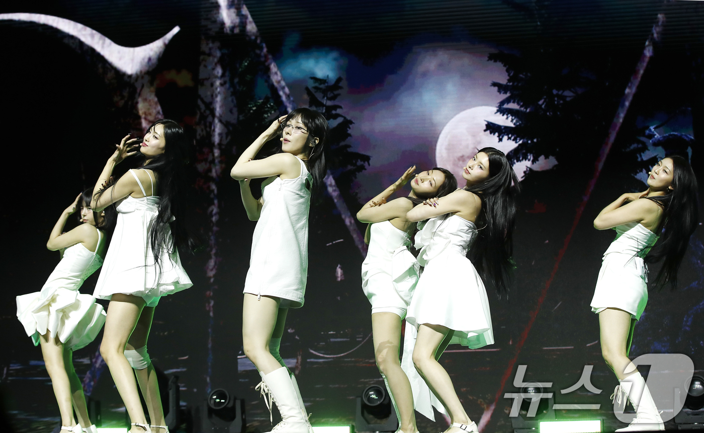 EVERGLOW Makes a Stunning Comeback with New Single Album 'ZOMBIE ...